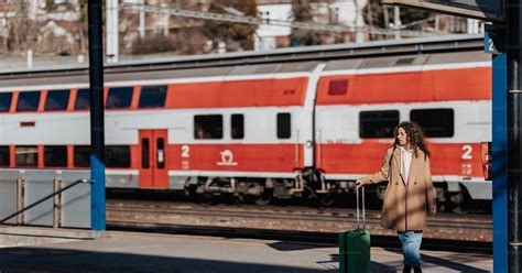기차역 플랫폼에서 기차를 기다리는 짐을 가진 젊은 여행자 여성 백그라운드에서 훈련하십시오 사진 Unsplash의 철도역 이미지