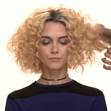 This Easy Technique Gives Flat Curls Insane Volume Easy Curls Curls Curly Hair Styles