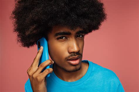 고립 된 분홍색 배경 위에 서 아프리카 헤어 스타일을 가진 아프리카 계 미국인 남자 20 29세에 대한 스톡 사진 및 기타