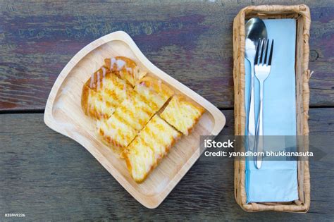 볼 탑 및을 닫습니다 토스트를 얹은 나무 접시에 연유와 나무 테이블에 상자에 칼 0명에 대한 스톡 사진 및 기타 이미지 0명 곡초류 굽기 Istock