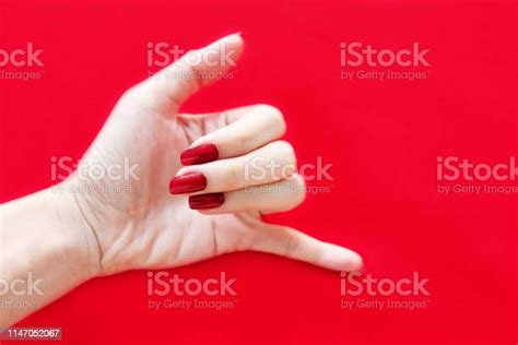 아름 다운 여자 빨간 손톱입니다 빨간 손톱 매니큐어와 여성 손은 어떤 사용에 대 한 좋은 빨간색 직물 배경에 고립 건강한 생활방식에 대한 스톡 사진 및 기타 이미지 Istock