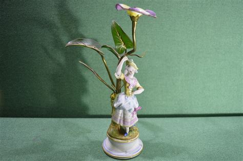 Купить Фарфоровая статуэтка Девушка в шляпке Фарфор металл стекло Европа Xx век в