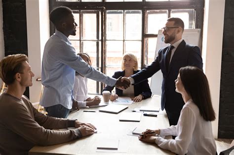 팀장이 미소 짓는 아프리카계 미국인 직원과 악수하고 있다 인사하기에 대한 스톡 사진 및 기타 이미지 인사하기 감사합니다 건물 외관 Istock