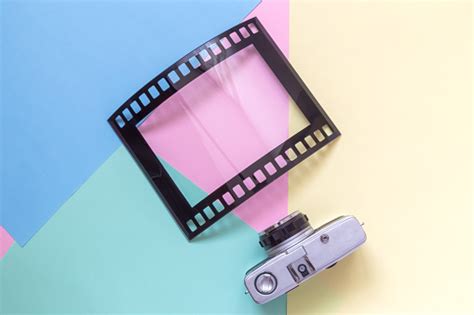 빈티지 카메라와 여러 배경 최소한의 개념에 아날로그 필름 형태로 빈 프레임의 플랫 하다 개념에 대한 스톡 사진 및 기타 이미지 개념 개체 그룹 고풍스런 Istock