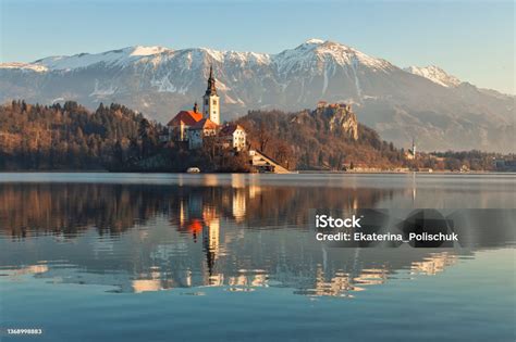 블레드 호수의 아름다운 전망 가장 유명한 슬로베니아 호수와 새벽에 마리아와 블레드 성의 가정의 순례 교회와 섬 블레드 0명에 대한 스톡 사진 및 기타 이미지 Istock