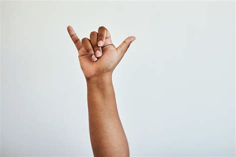 전화 신호에 대한 흰색 배경에 서핑 기호 손가락 및 손 느슨한 하와이 인사말 의사 소통 서핑 제스처 및 수화를위한 새끼 손가락 주먹 엄지 손가락이있는 고립 된 손바닥 광고에