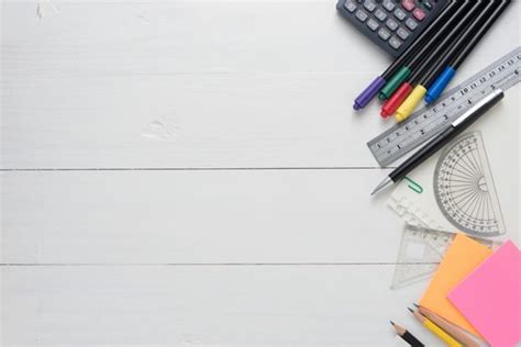 ریاضی لوازم التحریر بر روی زمینه سفید چوبی فضای متن 1403618