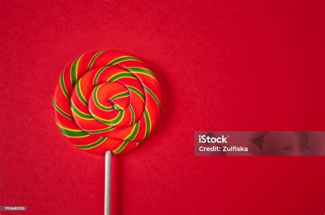 빨간색 배경에 막대기에 무지개 색 롤리팝 하드 캐러멜 공간을 복사합니다 맨 위 보기 공휴일에 대한 스톡 사진 및 기타 이미지 공휴일 나선형 다중 색상 Istock