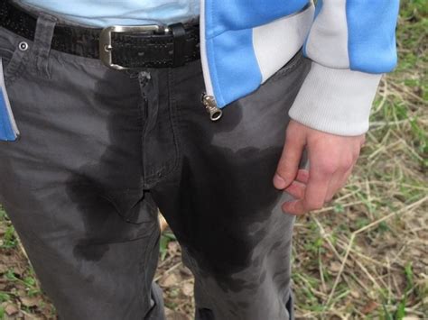 Писают в штаны фото 2024 года