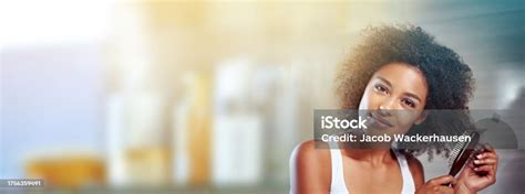 흑인 여성 아프리카 초상화와 공간 모형과 미소 자기 사랑과 화장품으로 행복 젊은 모델 Z 세대 아프리카 및 자연스러운 헤어 케어 깨끗하고 흐릿한 배경으로 행복 여자에 대한