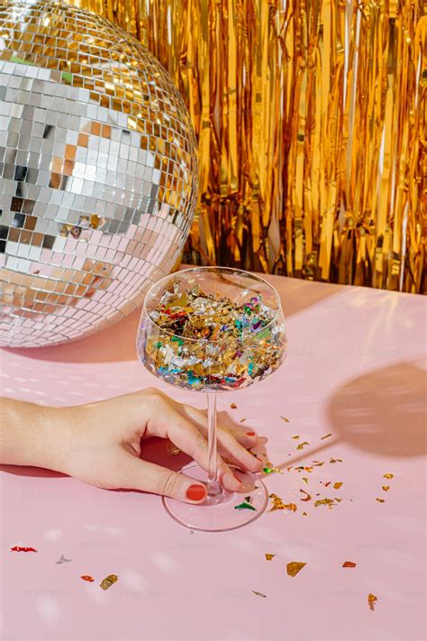 물 한 잔을 들고 있는 손 사진 Unsplash의 잔 이미지