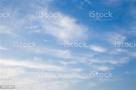 구름과 태양 반사 텍스트에 대 한 장소를 가진 물에 푸른 하늘 0명에 대한 스톡 사진 및 기타 이미지 0명 경관 계절 Istock