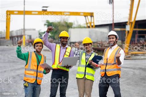 화합과 팀워크 개념 함께 손을 잡고 서 있는 팀 조립식 콘크리트 공장 중공업에서 일하는 전문 기계 엔지니어 팀 손뼉을 치며 축하 상에 대한 스톡 사진 및 기타 이미지