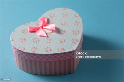 발렌타인 데이 축하 개념입니다 사랑하는 사람의 좋은 선물 부드러운 파란색 배경에 활상자 공간을 복사합니다 플랫 레이 클로즈업 2월에 대한 스톡 사진 및 기타 이미지 Istock