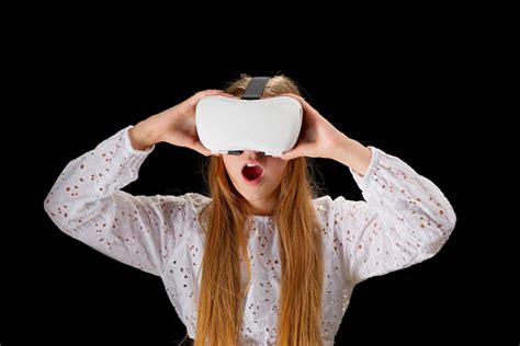 소녀 Vr 안경을 착용하고 가상 현실과 상호 작용하는 십대 엔터테인먼트 기술 개념 Brand Name Video Game에 대한 스톡 사진 및 기타 이미지 Brand