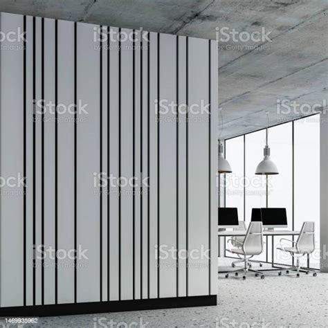 테라조 바닥과 흰색 패널 벽에 복사 공간과 업무용 책상이 있는 반쯤 비어 있는 사무실 내부의 측면도 이사회실에 대한 스톡 사진 및 기타 이미지 Istock