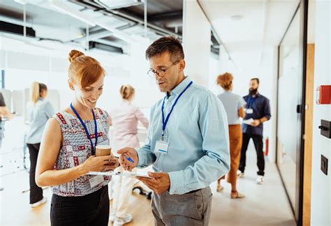 스타트업 프로젝트 및 협업에 대해 브레인스토밍하는 창의적인 사람들 사람들에 대한 스톡 사진 및 기타 이미지 사람들 말하기 토론 Istock