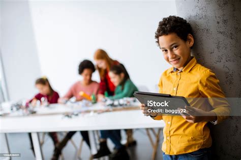 로봇 교실에서 전기 장난감과 로봇을 프로그래밍하는 아이들 앞에 서있는 귀여운 어린 소년 10 11세에 대한 스톡 사진 및 기타 이미지 10 11세 8 9 살 Stem