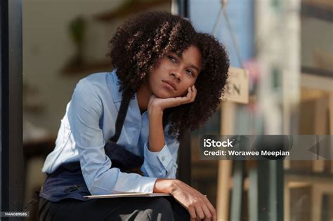 노트북을 가진 식당에서 젊은 여성 관리자 열린 사인을 가진 여자 커피숍 주인 중소 기업 개념 20 29세에 대한 스톡 사진 및 기타 이미지 Istock