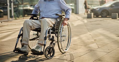휠체어를 사용하는 동안 쇼핑 센터 근처 거리에서 산책을 하는 장애인 노인 사진 Unsplash의 건강한 라이프스타일 이미지