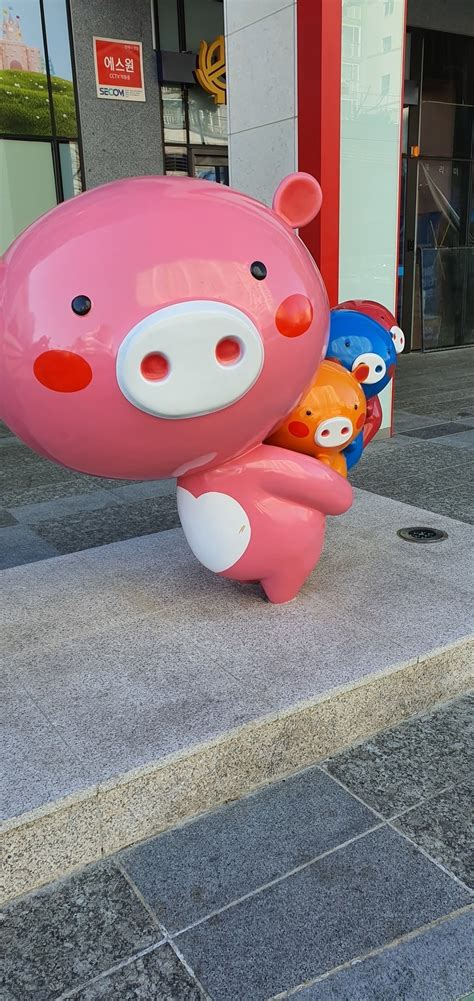 신협앞 마스코트 어부바 인형도 있어요 예쁘죠 뉴스트림