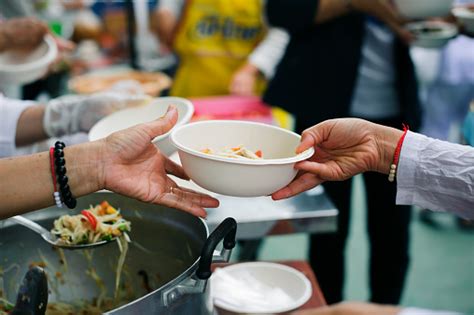 가난한 사람들에게 음식을 기부 사람들은 빈곤을 많이 경험하고 와서 무료 음식을 기다립니다 개념에 대한 스톡 사진 및 기타 이미지 Istock