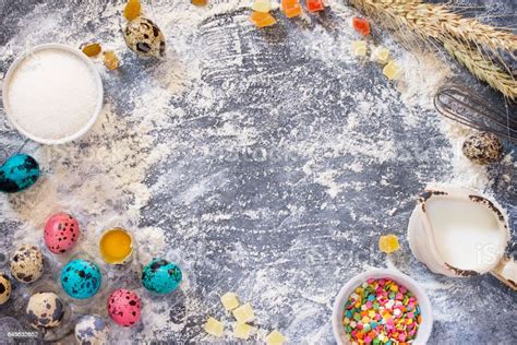 부활절의 축 하에 대 한 제조 법 배경 요리 메 추 라 기 계란 우유 설탕과 밀 밀가루를 콘크리트 바탕에 보기 상위 공간을 복사 합니다 음식 배경입니다 0명에 대한 스톡