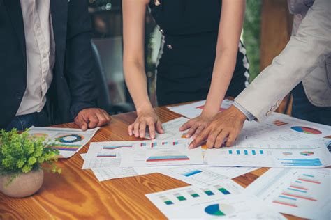 비즈니스 전략 팀 보고서 차트 그래프 인포그래픽 데이터는 재무 보고서 계획을 분석합니다 핸즈 팀 파트너 기획 마케팅 금융 통계 판매 보고서 와 엑셀 스프레드 시트 계정 25