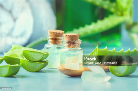 작은 병에 조각 테이블에 알로에 베라 추출 물 선택적 초점입니다 가꿔주기에 대한 스톡 사진 및 기타 이미지 가꿔주기 건강관리와 의술 녹색 Istock