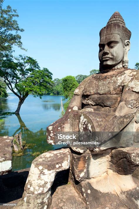 다리 쪽에 있는 타 프롬 낫 조각 앙코르와트 사원 단지 씨엠립 캄보디아 12세기에 대한 스톡 사진 및 기타 이미지 12세기 가리기 건축 Istock