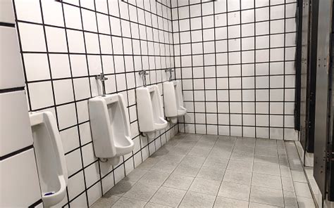 흰 타일 벽과 4 개의 소변기가 일렬로 늘어선 깨끗한 공중 화장실 0명에 대한 스톡 사진 및 기타 이미지 0명 건축 공공건물 Istock