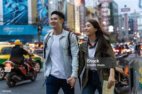 아시아 활동적인 젊은 부부는 밤에 신혼 여행을 위해 도시를 여행합니다 매력적인 새로운 결혼 남자와 여자 배낭 여행자 관광 산책 에 함께 발렌타인 휴가에 데이트 하는 시간을
