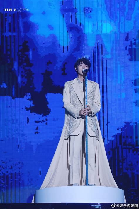 王俊凯十周年演唱会神图来喽！ 这张脸真的太精致了呀！王俊凯演唱会新浪新闻