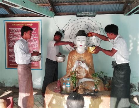 မာန်အောင်မြို့တွင် မဟာသင်္ကြန်အကြိုနေ့ တန်ခိုးကြီး ဘုရားများ ၌ ရေသပ္ပါယ် ကောင်းမှုကုသိုလ်ပြုသူမ