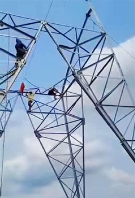 ရသေ့တောင်မြို့နယ်၌ ဆိုင်ကလုန်းမုန်တိုင်း မိုခါ တိုက်ခတ်မှုကြောင့် ပျက်စီးသွားသော မြို့တွင်းထရန