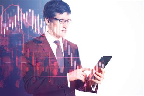 모의 장소 증권 거래소 및 위기 개념 이중 노출과 흐릿한 흰색 배경에 빛나는 떨어지는 빨간색 Forex 차트 태블릿을 사용하여