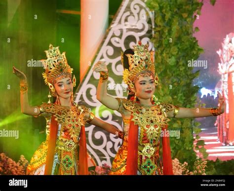 Indonesian Perform Kenyo Dance Kenyo Dance Is One Of Indonesian
