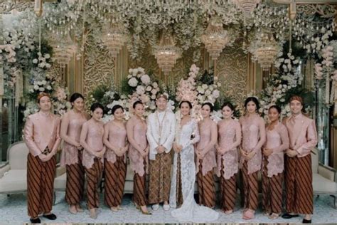 Inspirasi Kebaya Brokat Pink Untuk Seragam Bridesmaid Manis