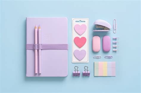 파란색 배경에 파스텔 핑크와 퍼플 색상의 다양한 학교 및 사무실 문구류의 구성 텍스트를 위한 위치입니다 0명에 대한 스톡 사진 및 기타 이미지 Istock