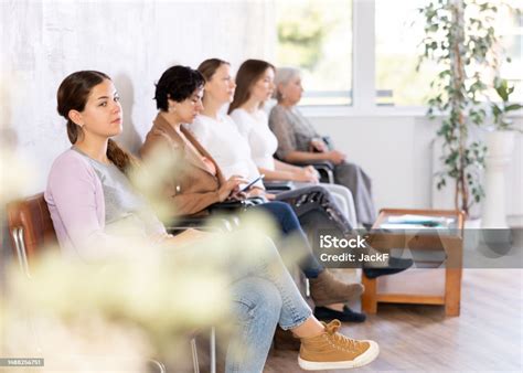 회사 사무실에서 리셉션을 기다리는 동안 의자에 앉아 있는 여성 20 24세에 대한 스톡 사진 및 기타 이미지 20 24세 30 34세 30 39세 Istock