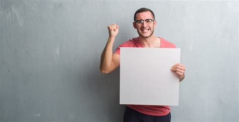 회색 Grunge에 젊은 백인 남자 벽 화가 빈 배너를 들고 고 미친과 제기 손으로 소리 분노와 좌절 외치고 분노 개념 감정에 대한 스톡 사진 및 기타 이미지 Istock