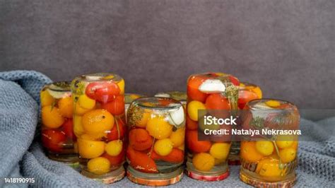 우리는 유리 항아리에 통조림을위한 토마토를 준비합니다 항아리에 절인 체리 토마토를 가까이서 가져 갔다 겨울 동안 통조림 토마토 건강한 식생활에 대한 스톡 사진 및 기타