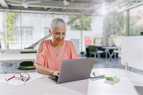 행복 한 성숙한 사업가 사무실에서 노트북에 전자 메일을 입력 경영자에 대한 스톡 사진 및 기타 이미지 경영자 그래픽 디자이너 글로벌 커뮤니케이션 Istock
