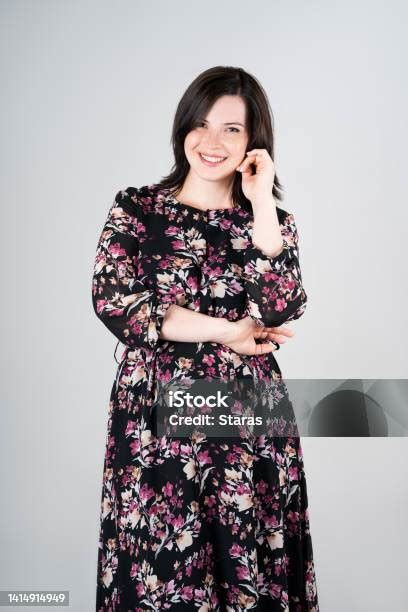 캐주얼 의류의 해피 플러스 사이즈 모델 회색 배경에 뚱뚱한 여성 과체중 여성 신체 드레스에 대한 스톡 사진 및 기타 이미지 드레스 여자 의류 Istock