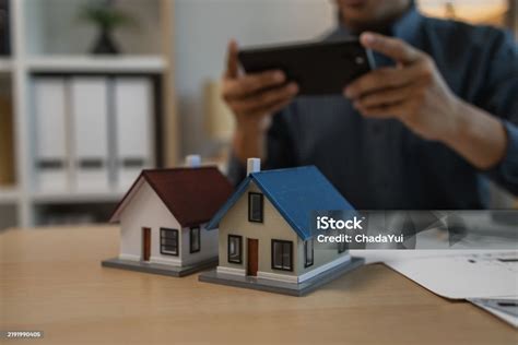 건축가 그림 및 디자인 집 사무실에 앉아있는 집의 모델과 사업가 또는 건축가 워크 스테이션에서 건축가의 초상화 사무실에서 건물 모델을보고있는 건축가 40 44세에 대한 스톡