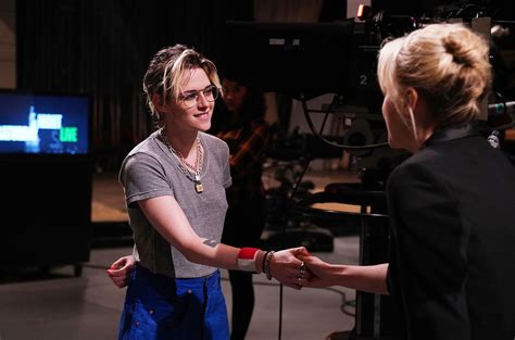 Kristen Stewart Gets Into A Heated Thumb War With Her Snl Alter Ego Kate Mckinnon