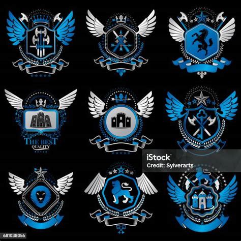 벡터 요소의 빈티지 복고풍 디자인 양식에 일치 시키는 문장 레이블 설정 합니다 상징적인 그림 컬렉션 중세 요새 군주 크라운 십자가와 병기로 구성 검에 대한 스톡 벡터 아트