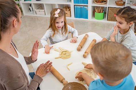 유치원에서 놀이 반죽을 가지고 노는 행복한 쾌활한 아이들 4 5세에 대한 스톡 사진 및 기타 이미지 4 5세 가정 생활 공예 Istock