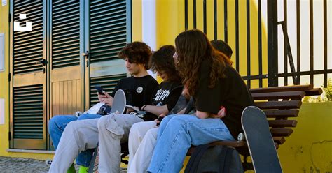 노트북을 들고 벤치에 앉아 있는 한 무리의 사람들 사진 Unsplash의 무료 사람의 이미지