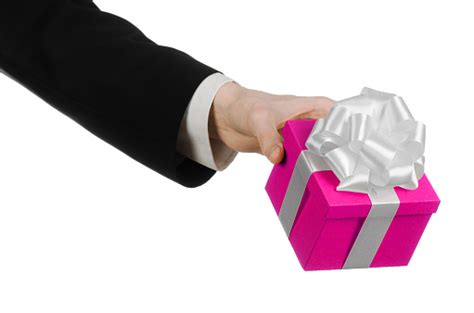 축 하와 선물의 테마 흰색 리본 및 활 스튜디오에서 흰색 배경에 고립 된 가장 아름 다운 선물 핑크 상자에 포장 하는 선물을 들고 손 기념일에 대한 스톡 사진 및 기타
